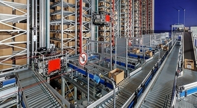 Multi-stage conveyor system to improve warehouse efficiency